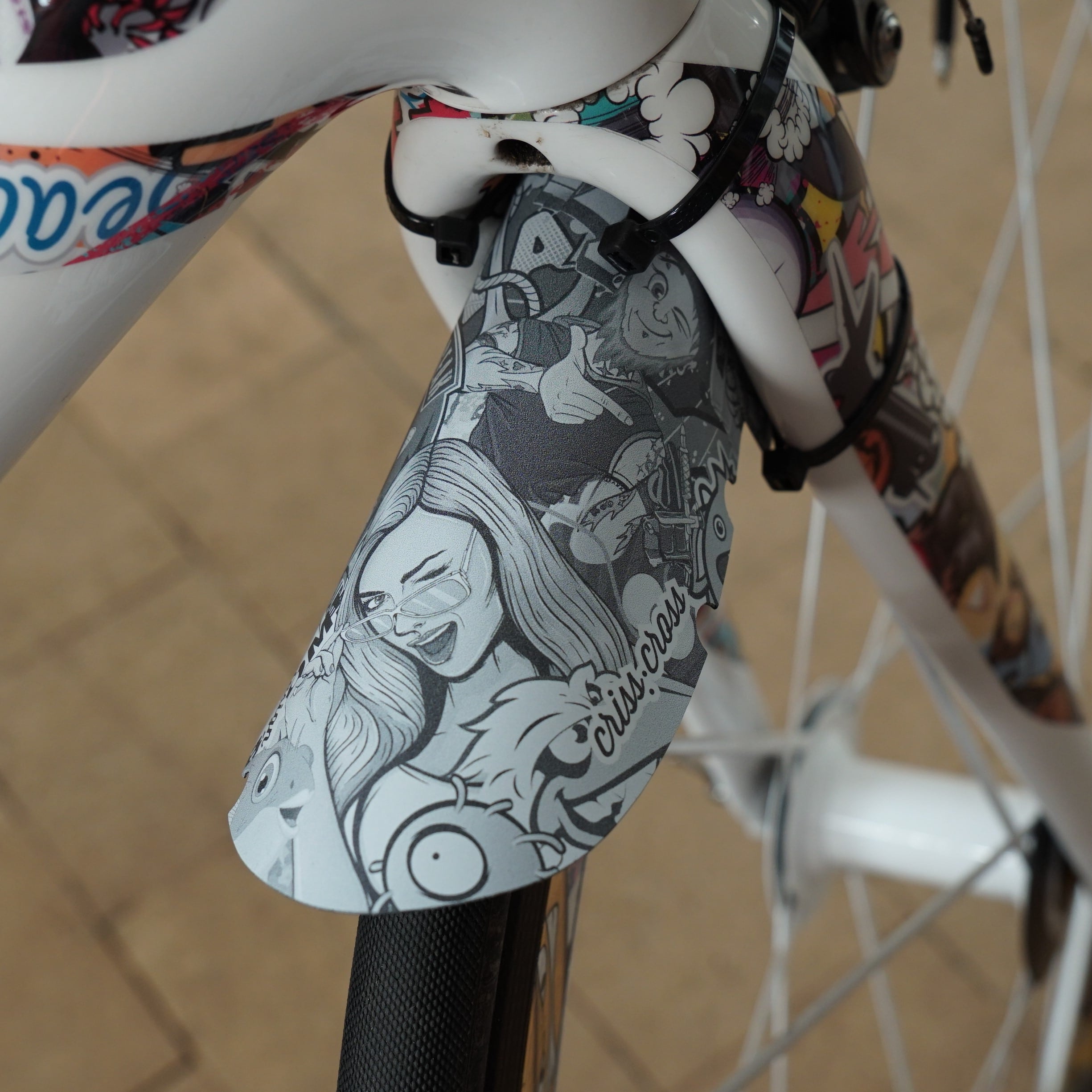 RIESEL DESIGN - blatník criss:cross stickerbomb ultra black | bikero.cz